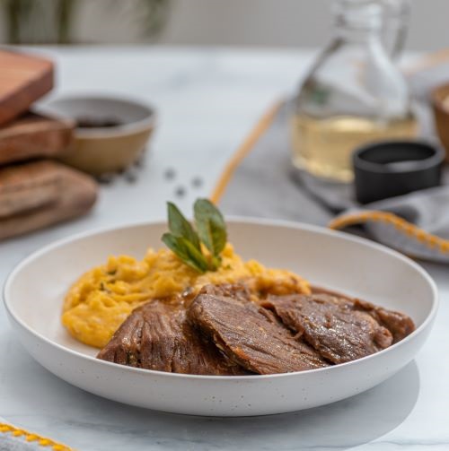 Plateada De Res Con Pastelera De Choclo Y Salsa De Tomillo. Marca ...